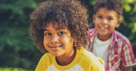 다리에서 노는 아프리카계 미국인 아이들 형제 자매 초점은 어린 소녀입니다 사진 Unsplash의 가족 이미지