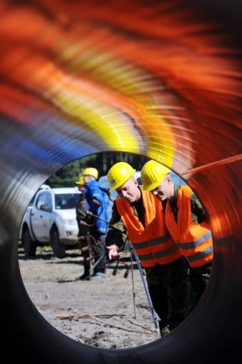 발틱해 파이프라인 건설현장 방문한 군인들