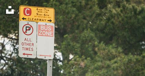 주차 제한 및 버스 구역 표지판이 표시되어 있습니다 사진 Unsplash의 무료 자동차 이미지