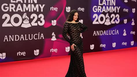 Rosalía Deslumbra Con Un Vestido Negro De Encaje En Los Premios Latin Grammy 2023 Europa Fm