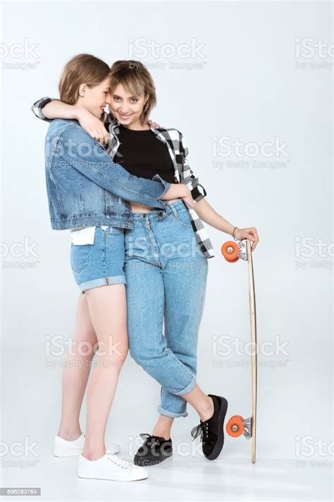 아름 다운 젊은 여성 서 포용과 회색에 고립 된 스케이트 보드와 포즈 공휴일에 대한 스톡 사진 및 기타 이미지 공휴일 관능 남자 동성애자 Istock