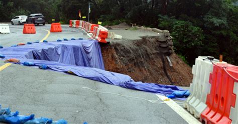 산사태로 통제되는 도로