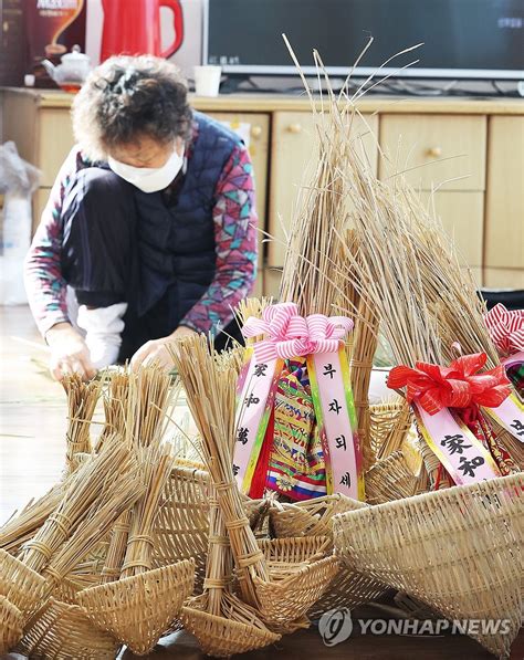 복조리 만드는 분주한 손길 연합뉴스