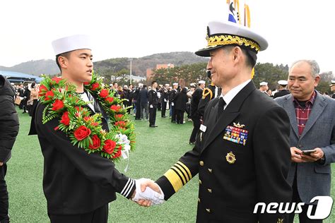 양용모 해군참모총장 수료를 축하합니다 뉴스1