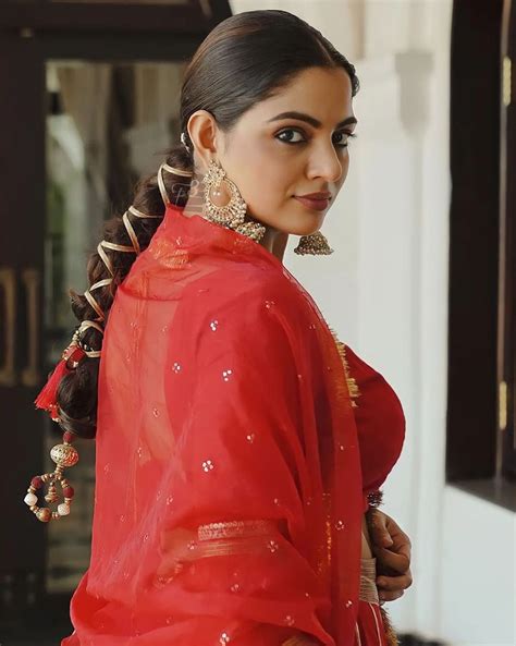 Nikhila Vimal Spicy Cleavage Exposed In Red Blouse Glamsundari In