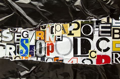 신문 잡지 편지와 숫자로 클리핑에서 콜라주에 찢어지고 구겨진 검은 종이 잡지에서 잘라 알파벳 문자에 찢어진 검은 종이 추상적 인