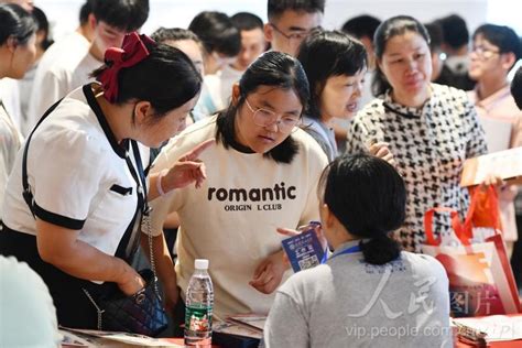 安徽阜阳：高校招生咨询忙 人民图片网
