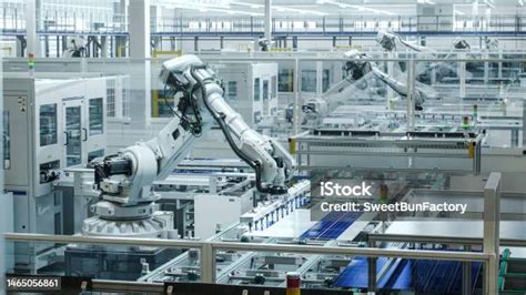 현대 밝은 공장의 생산 라인에서 흰색 산업용 로봇 팔 태양 전지판은 컨베이어에 조립되고 있습니다 자동화 제조 설비 산업에 대한 스톡 사진 및 기타 이미지 Istock
