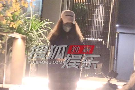 独家：姚笛和朋友聚会 发型蓬松潦草穿着随意 搜狐大视野 搜狐新闻
