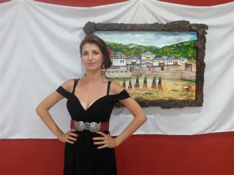 Млада художничка реди изложба “Наследство“ във Видин