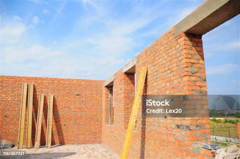 미완성 벽돌 집 건설 콘크리트 상인방과 미완성 천장 지붕과 새로운 벽돌 집을 구축 상인방에 대한 스톡 사진 및 기타 이미지 상인방 지붕 빔 천장 Istock