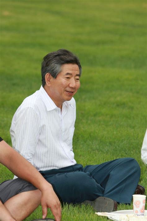 [노무현 사료관] [봉하마을 자원봉사자들과 이야기 나누는 노무현 전 대통령]