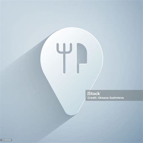 종이 컷 카페와 레스토랑 위치 아이콘 회색 배경에 격리 포크와 숟가락 식당 표지판 은 핀 포인트 내부 종이 아트 스타일 벡터 3차원 형태에 대한 스톡 벡터 아트 및 기타