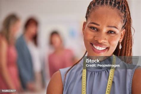 흑인 여성 패션 크리에이티브 및 측정 테이프를 가진 디자이너 창의적인 드레스 디자인 작업 얼굴에 행복한 미소 재봉사 옷 재단사