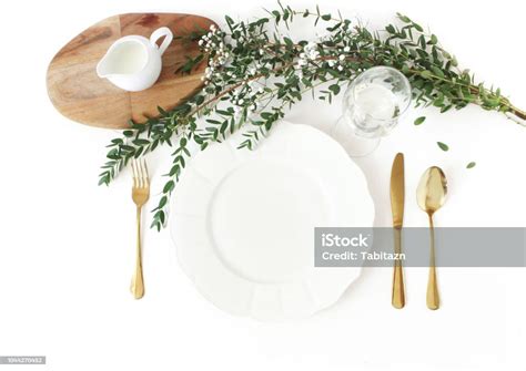 축제 결혼식 생일 테이블 황금 칼 붙이 유 칼 리 나무 2 250 와인 우유 투 수의 유리 설정 Bempty 도자기 접시 이랑 소박한 레스토랑 메뉴 개념입니다 평면 위치