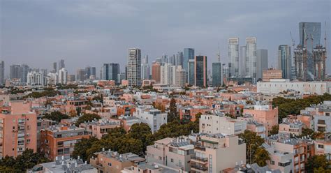 이스라엘의 개발되고 현대적인 텔아비브 시의 조감도는 수많은 우뚝 솟은 건물의 장엄한 스카이라인을 특징으로 합니다 사진 Unsplash의 모양 이미지