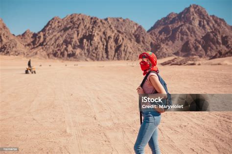 배낭 머리에 스카프를 착용 하는 관광 여자 여행자를 감탄 하는 시 나이 사막 및 산 건조한에 대한 스톡 사진 및 기타 이미지 건조한 걷기 고대의 Istock