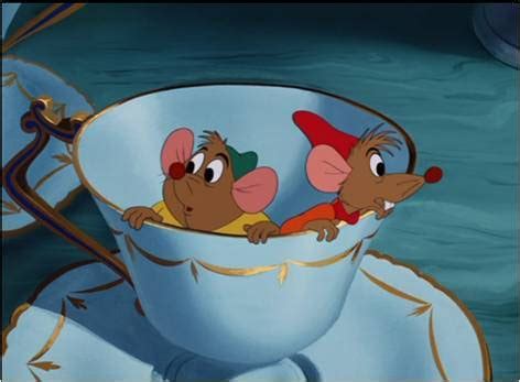 MACABRE AND IMAGINATION DISNEY CINDERELLA HOLDING JAQ GUS IN CUP FIGURINE DISNEY SHOWCASE