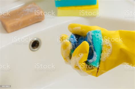 노란색 고무 장갑 블루 스폰지집안일 청소 개념에에서 세제로 욕실 청소 가사 집안일에 대한 스톡 사진 및 기타 이미지 가사 집안일 가정 생활 가정의 방 Istock