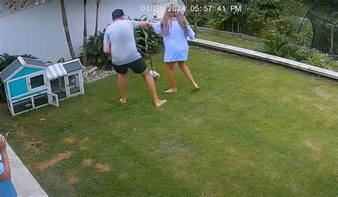 12 Jarig Meisje Zwaait Met Python Als Een Kogelwerper Om Te Voorkomen Dat Hij Haar Cavia Opeet