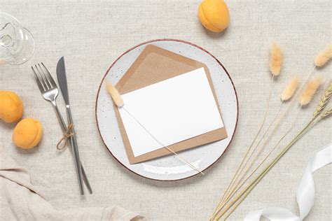 베이지 색 색상의 빈 카드가있는 가을 웨딩 테이블 설정 상단보기 평평한 누워 메뉴판에 대한 스톡 사진 및 기타 이미지 메뉴판 위에 인사장 Istock