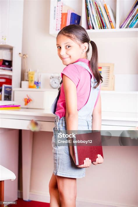 학교 행복 한 학교 여자 아이 들 학습 개념과 교육으로 돌아가기 교실에 대한 스톡 사진 및 기타 이미지 교실 교육 도서관 Istock