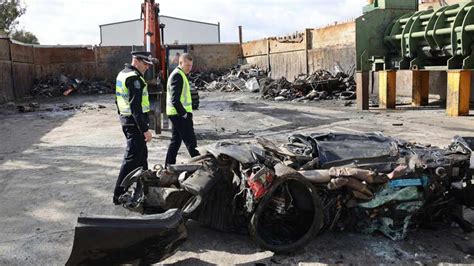 පොලිසිය වේගයෙන් ගිය මෝටර් රථය විනාශ කරයි Lankadeepa Online