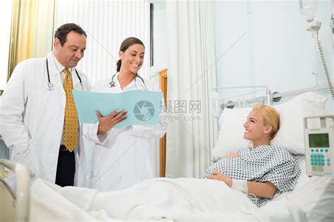 躺在床上的孕妇与医生交谈高清图片下载 正版图片321750185 摄图网
