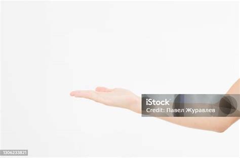 흑인 여성의 손을 열고 흰색 배경에 고립 된 손바닥 전면 보기입니다 모의 공간을 복사합니다 템플릿 빈 Revolution에 대한 스톡 사진 및 기타 이미지 Istock