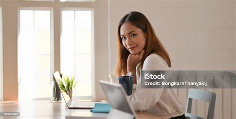 노트북 컴퓨터와 함께 작업하고 현대 사무실에서 카메라에 미소 의 아름다운 사업가의 초상화 개념에 대한 스톡 사진 및 기타 이미지 개념 개념과 주제 경영자 Istock