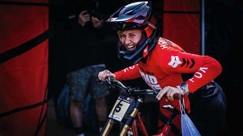 Nina Hoffmann Deutschlands Schnellste Dh Racerin Im Kurz Interview