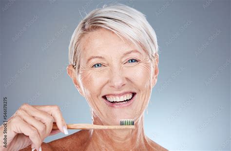 Foto De Portrait Senior Woman And Brushing Teeth For Dental Hygiene