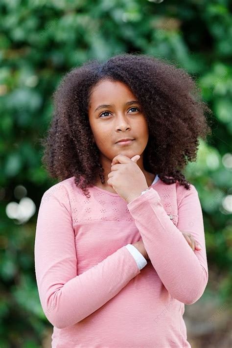 아프로 머리를 한 거리의 귀여운 아프리카계 미국인 소녀 아프로 머리를 한 거리에서 웃고 있는 귀여운 아프리카계 미국인 소녀 배경 미국 사람 표현 평상복 배경 일러스트