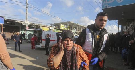 라파 병원 들어서는 부상 팔레스타인 여성