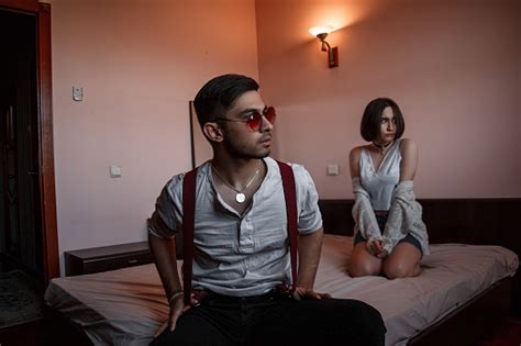 안경을 쓴 젊은 세련된 남자와 함께 침대에 앉아있는 어린 소녀 남자는 여자에 더 가까이 선택적 포커스 2명에 대한 스톡 사진 및 기타 이미지 Istock