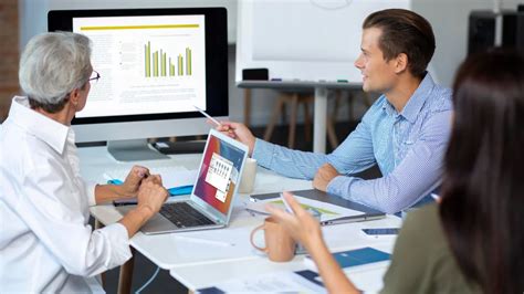 How To Do Employee Performance Tracking In 2025