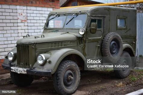 레트로 자동차가 즈69 거리에 집 근처 오래 된 빈티지 자동차가 즈69는 4 륜 구동 라이트 트럭입니다 빛에 대한 스톡 사진 및 기타 이미지 Istock