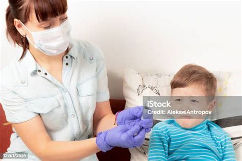 파란 의학 장갑을 낀 의사는 주사기로 아픈 아이를 주입합니다 슬픔에 대한 스톡 사진 및 기타 이미지 슬픔 주사기 코로나
