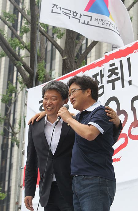 포토 어깨동무하고 함께 노래 부르는 우원식 김선동 민중의소리