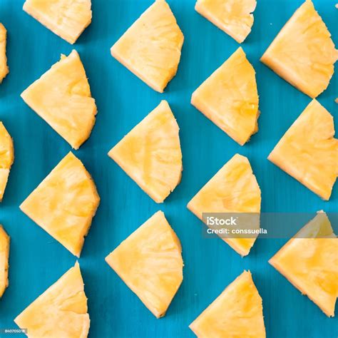 봄 또는 여름 개념 가까이 많은 조각의 푸른 나무 테이블 배경에 노란 파인애플의은 어 0명에 대한 스톡 사진 및 기타 이미지 0명 러시아 사진 이미지 Istock