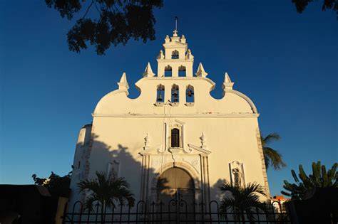 멕시코 유카탄 메리다에 종탑이 있는 오래된 로마 가톨릭 교회인 열대 식물로 둘러싸인 사도 교회 파로키아 데 산티아고 아포스톨 0명에 대한 스톡 사진 및 기타 이미지 Istock