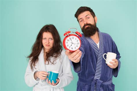 커피 타임 수염과 졸린 여자를 가진 남자는 아침 커피 또는 차를 즐길 수 있습니다 목욕 옷을 입은 남자는 차 커피를 들고 있습니다 아침 식사 개념 매일 아침 커피로