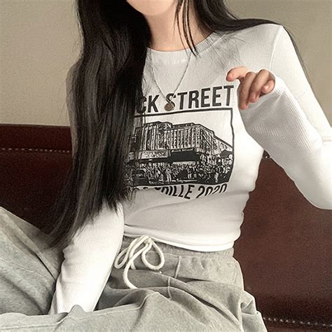 꾸안꾸 슬림핏 빈티지 브릭 크롭 긴팔티셔츠 color 에이블리