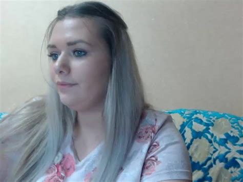 Rus kıvrımlı kız göğüsleri ve kedi gösterir xHamster