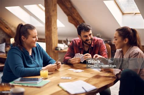대학 기숙사에서 카드놀이를 하면서 이야기하는 젊은 행복한 친구들 청년 남자에 대한 스톡 사진 및 기타 이미지 청년 남자 카드 여가활동 게임 가정 생활 Istock