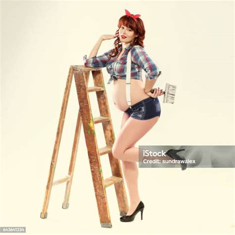 브러쉬와 사다리와 핀 업 스타일에 유행 빨간 머리 임신 한 여자 화가 가족에 대한 스톡 사진 및 기타 이미지 가족 귀여운 기대 Istock