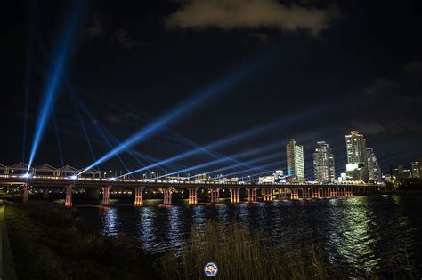 음악에 맞추어 움직이는 빛 조명들