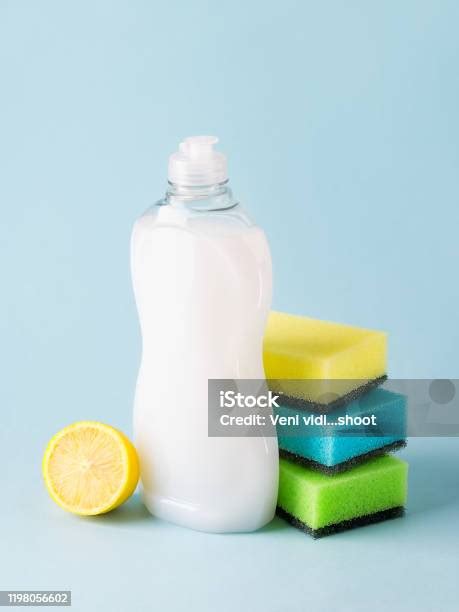 플라스틱 병 레몬 세 거품 스폰지에 흰색 식기 세척 액체 순도 및 가정용 화학 물질 파스텔 블루 배경에 부엌 세제입니다 0명에 대한 스톡 사진 및 기타 이미지 Istock