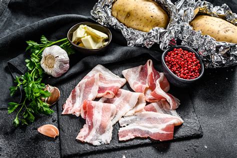 구운 감자를 요리하기위한 조리법 재료 베이컨 버터 파슬리와 치즈 검은 색 배경 위쪽 보기 0명에 대한 스톡 사진 및 기타 이미지