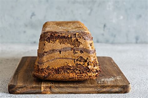 회색 배경에 나무 보드에 초콜릿 장식이있는 초콜릿 대리석 케이크 얼룩말 0명에 대한 스톡 사진 및 기타 이미지 0명 갈색 공휴일 Istock